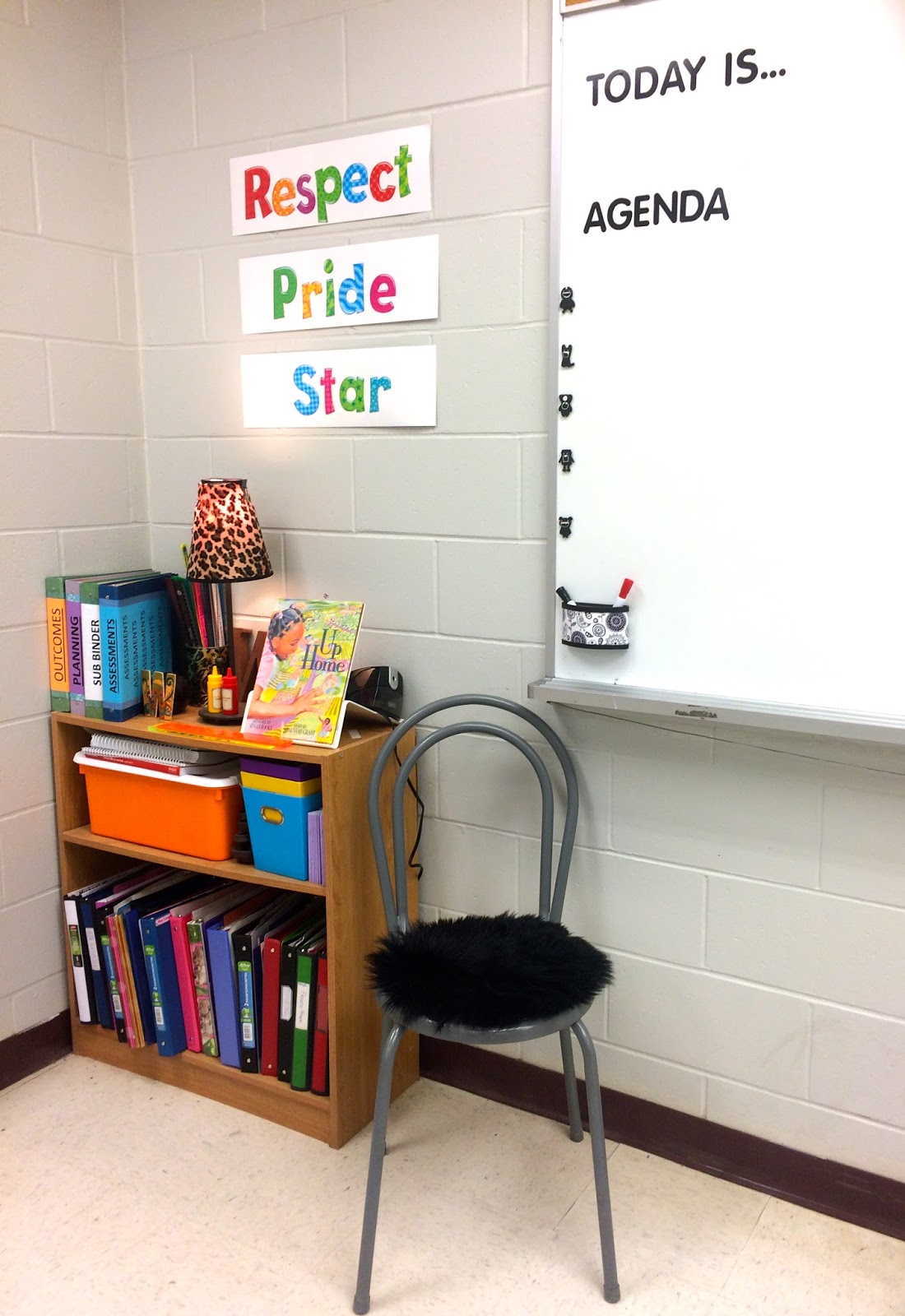 The Urban Teacher: Classroom Reveal: Photos of my grade 4 classroom ...