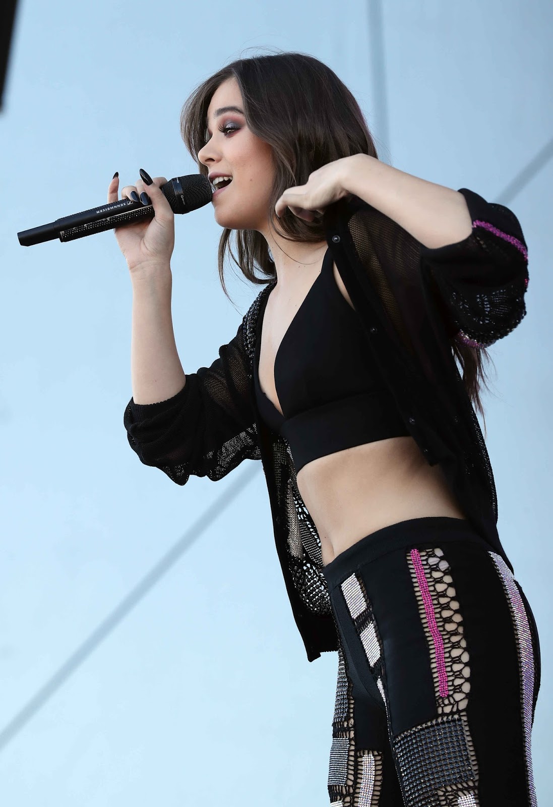 Hailee Steinfeld Performing At Iheartradio Music Festival In Las Vegas September 24 2016