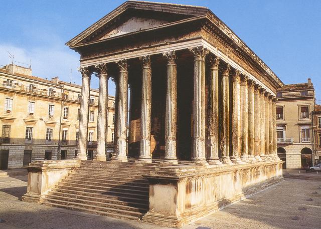 Historia del Arte. Imágenes y comentarios: Maison Carrée.