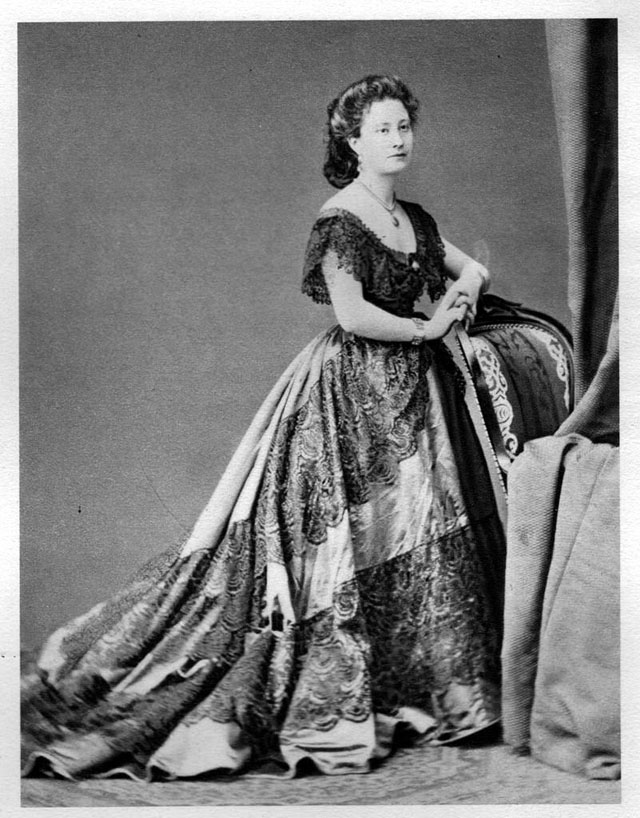 Fashion in Early Photography – 24 Glamorous Photos Show Female Models ...