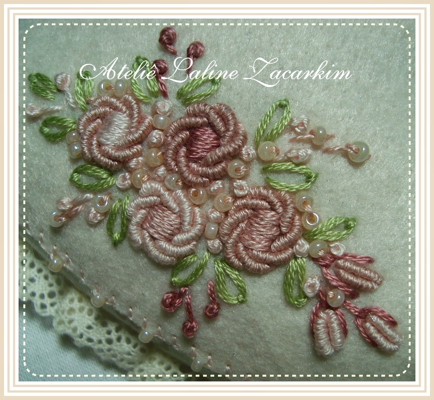 Coração Bordado Rococó-