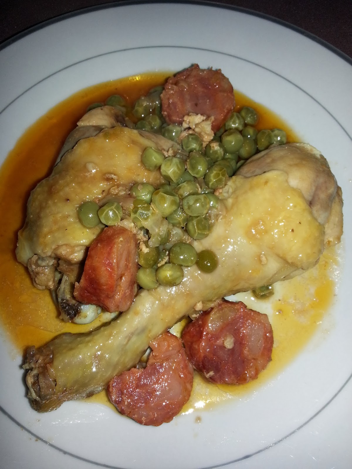 Frango do campo com ervilhas e chouriço