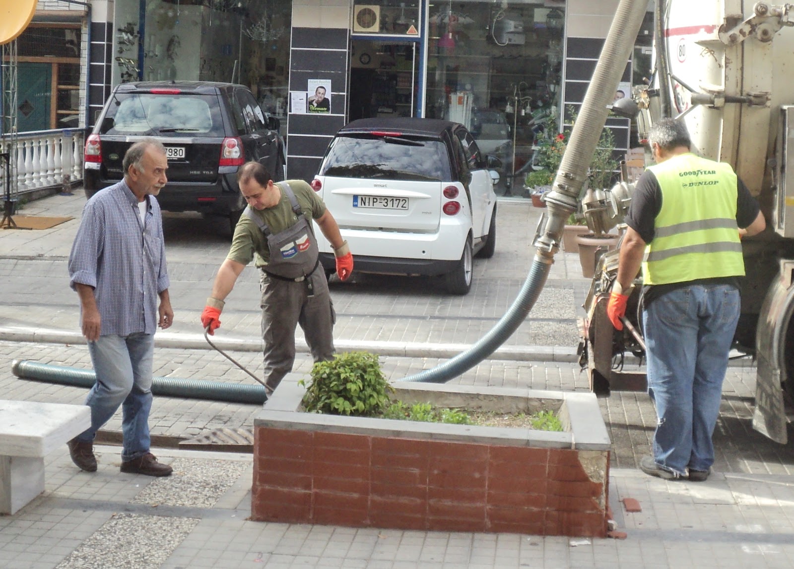 Καθαρισμό φρεατίων κάνει ο Δήμος Ωραιοκάστρου. - ΩΡΑΙΟΚΑΣΤΡΟ