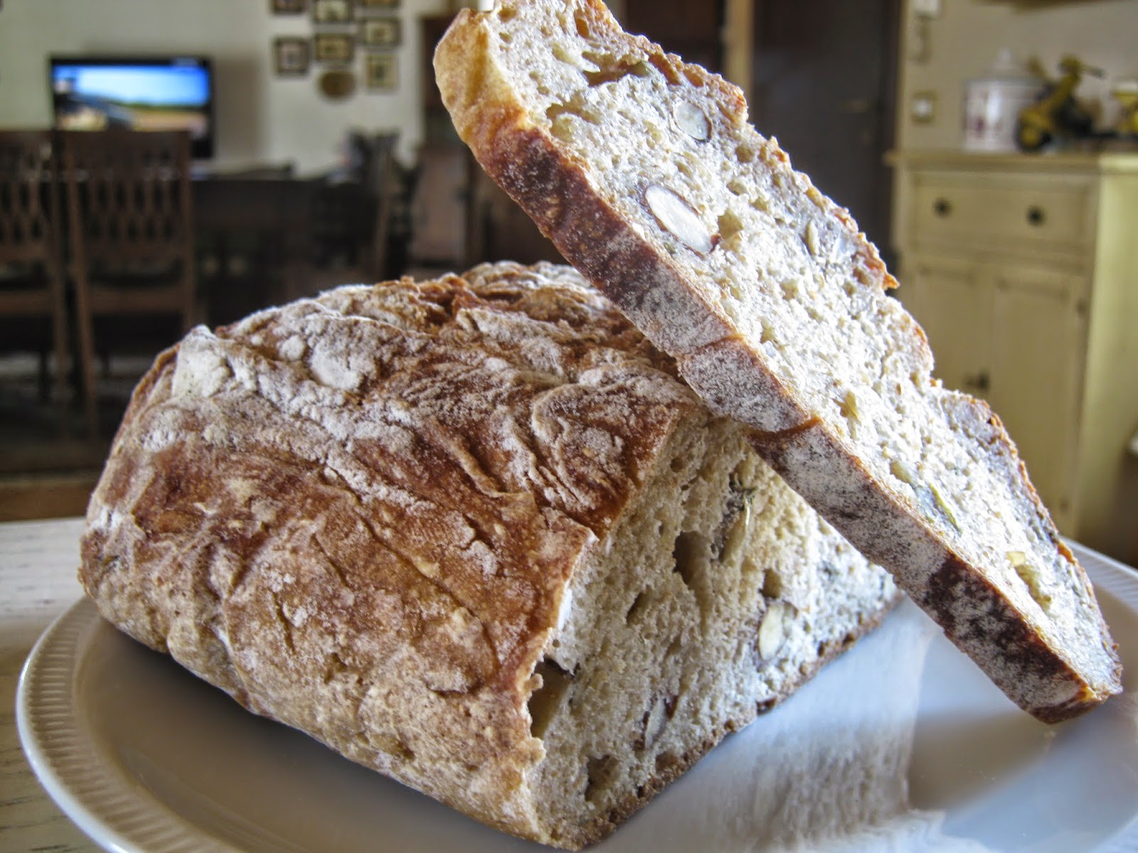 italian cooking: pane rustico arricchito di semi