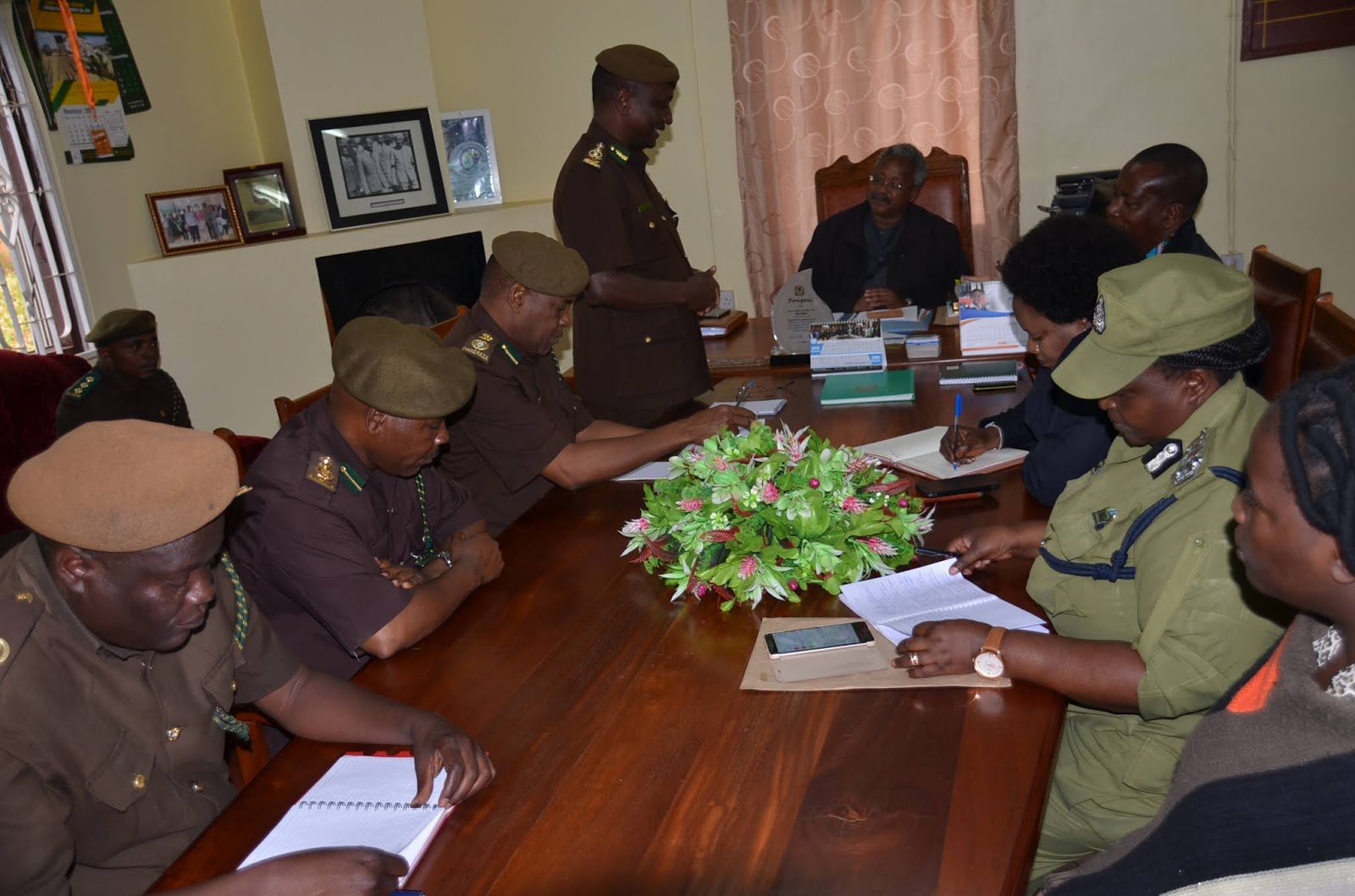 MKUU WA JESHI LA MAGEREZA AKUTANA NA RC NJOMBE KABLA YA KUHITIMISHA ...