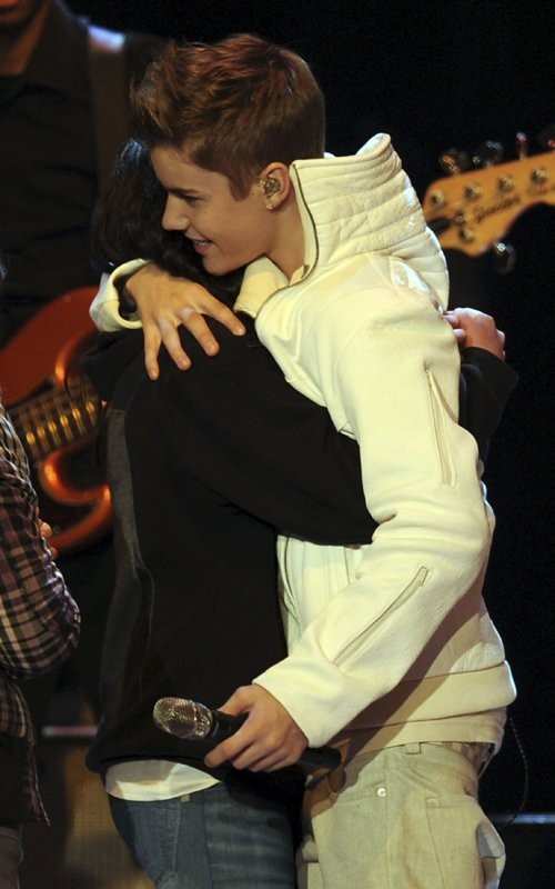 Justin Bieber: Justin Bieber abraza a Beliebers y las lleva al ...