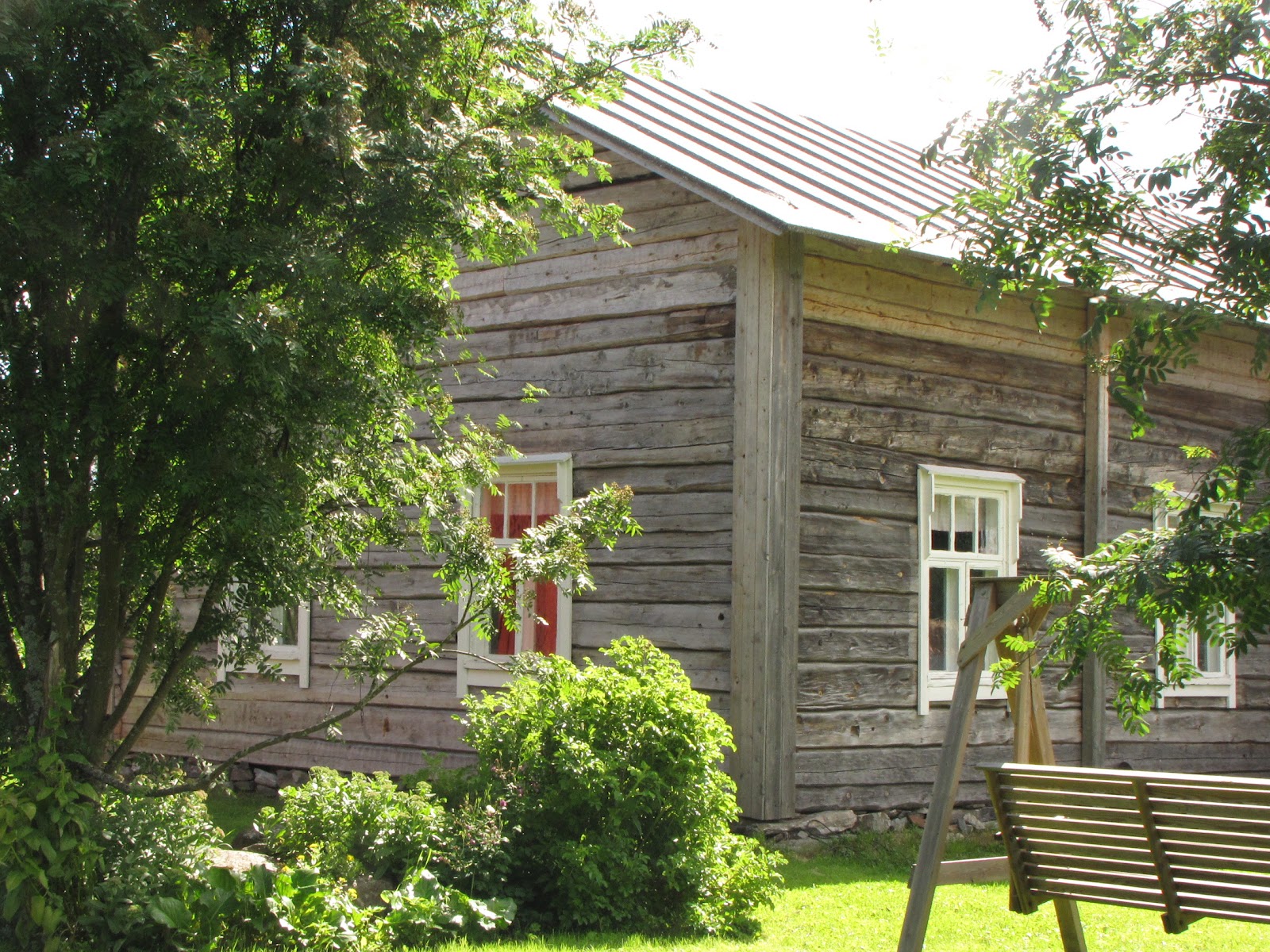 Huhtikuunnoita: Vanha talo