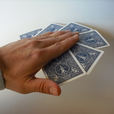 Easy card tricks: The Magnetic Hand