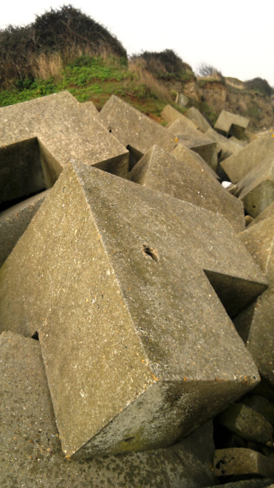 Notes from Kent's Hoo Peninsula: Isle of Grain, WW2 Anti-Tank Obstacles