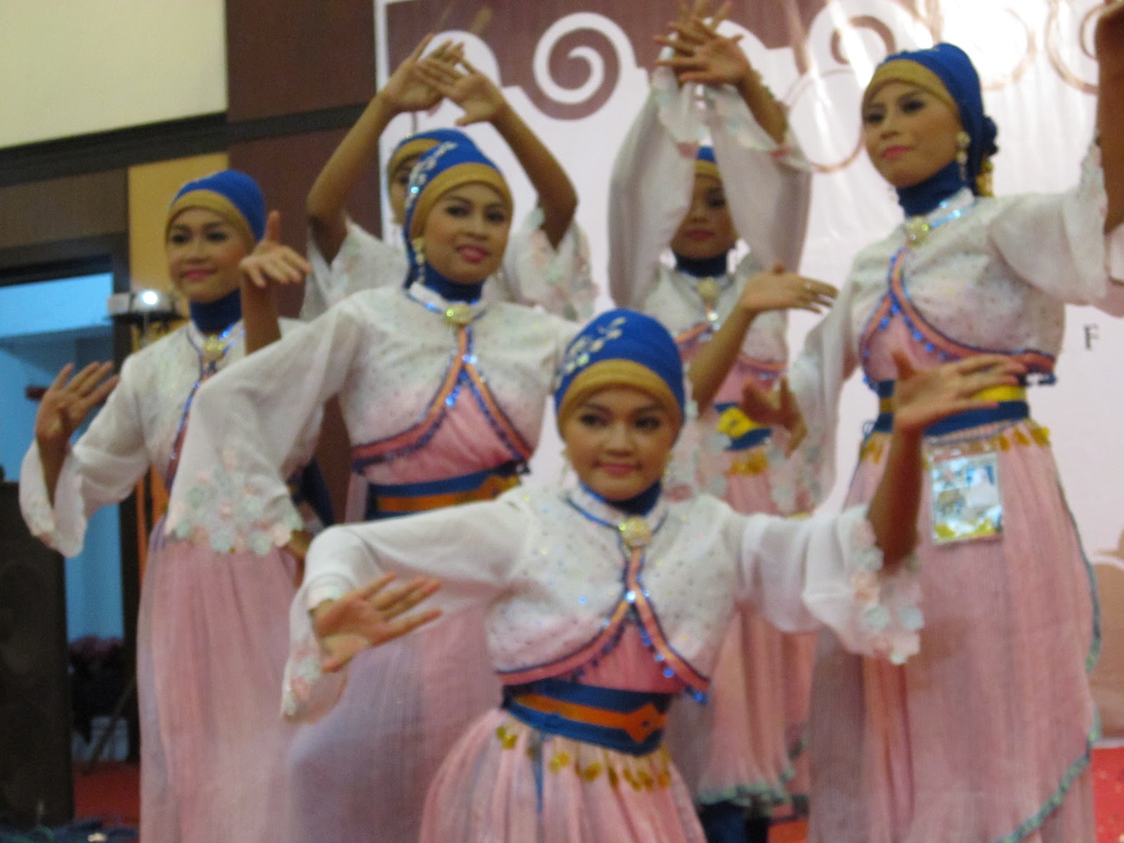 Tarian Modern dan Tradisional Jadi Satu Paket | Nyerat Warta Ing School ...