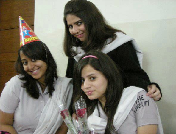 GIRLS: Pakistani Beautiful College Girls Photos