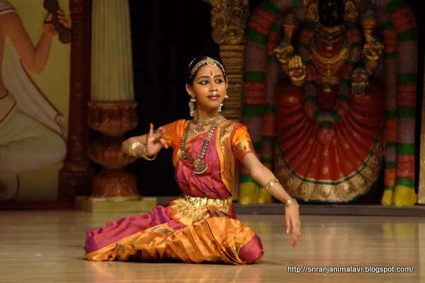Sriranjani Malavi: Sudha Raghunathan with family