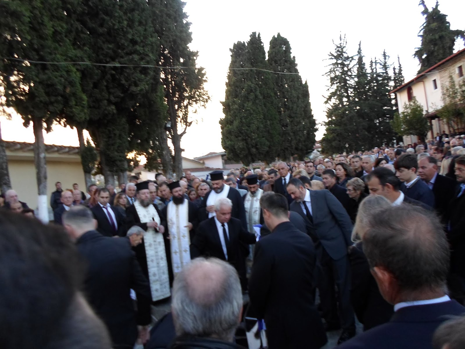 ΛΕΥΤΕΡΙΑ: ΚΟΛΙΝΔΡΟΣ: ΠΛΗΘΟΣ ΚΟΣΜΟΥ ΣΤΗΝ ΚΗΔΕΙΑ ΤΟΥ ΒΑΓΓΕΛΗ ΠΟΛΥΖΟΥ ...