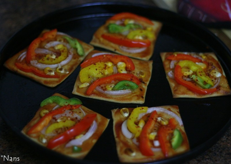 Nan's yum-yums!: Wholewheat thin-crust cheese-less Pizza squares!