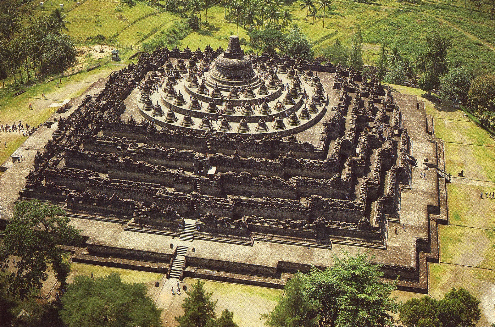 5 Keunikan Candi Borobudur