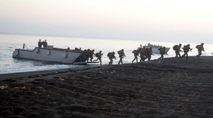 Korps Marinir TNI AL Operasi Pendaratan di Banongan Situbondo ...