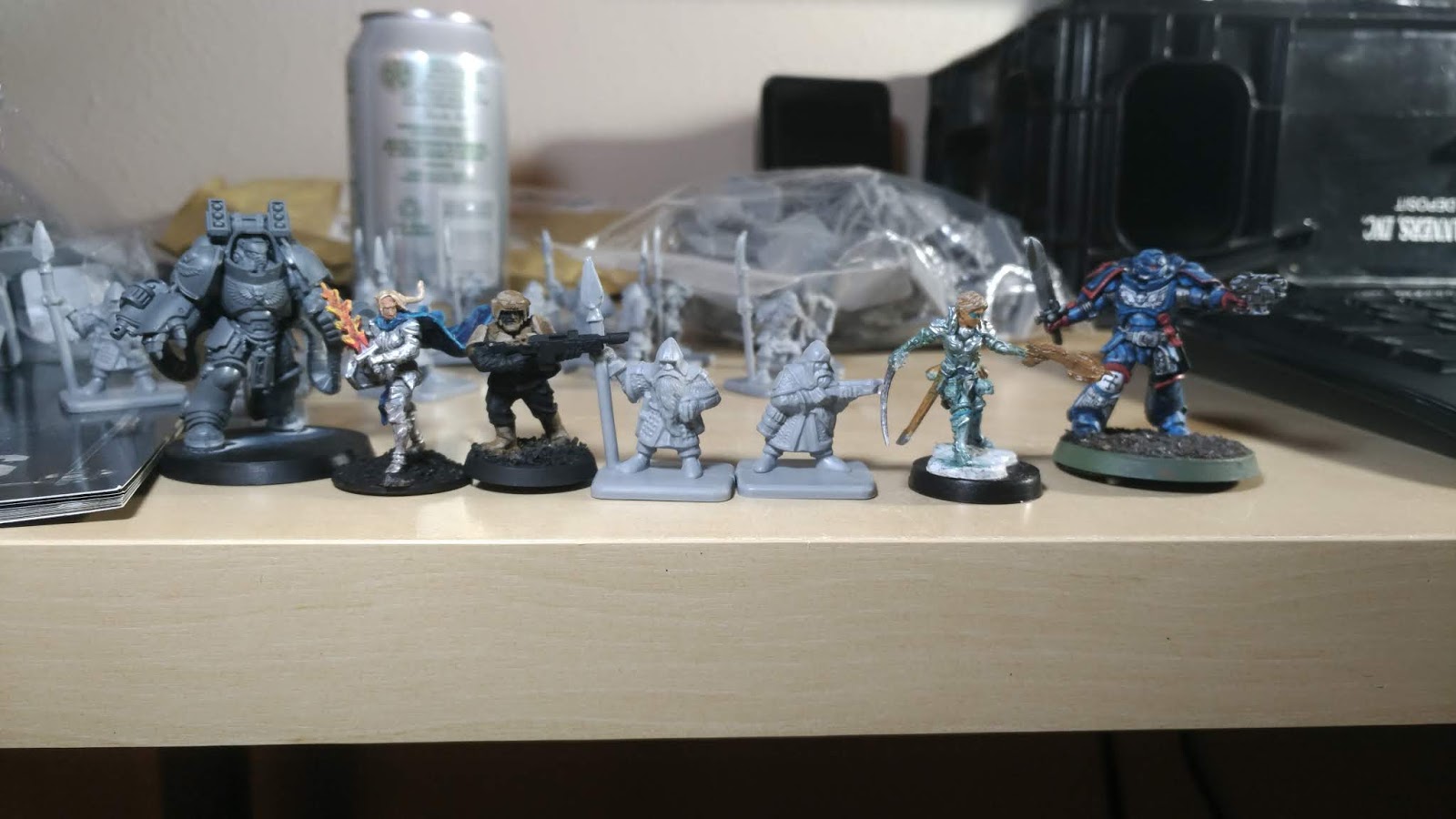 em4 Minatures Compared to WizKids D&D and Warhammer 40k Miniatures