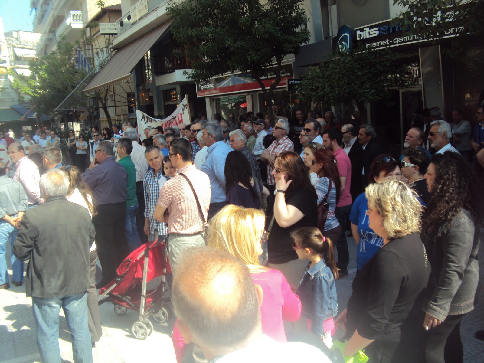 ΚΟΛΙΝΔΡΙΝΑ ΜΑΣΛΑΤΙΑ: ΑΠΟ ΤΗΝ ΑΠΕΡΓΙΑΚΗ ΣΥΓΚΕΝΤΡΩΣΗ ΣΤΟ ΕΡΓΑΤΙΚΟ ΚΕΝΤΡΟ ...