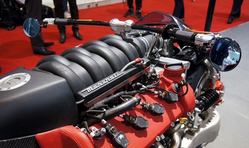 ShopExpres: LAZARETH - A MOTO COM 4 RODAS E MOTOR V8 DE MASERATI