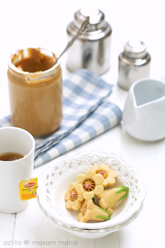 BISKUT BUNGA SEROJA - masam manis