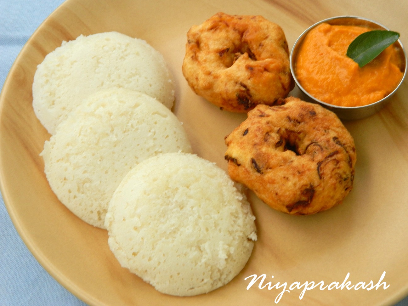 Niya's World: Photo of Idli & Vada with Tomato Chutney