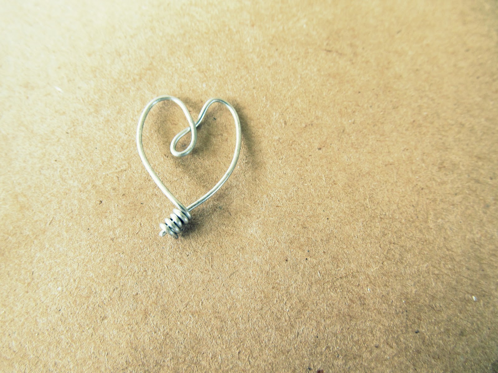 WobiSobi: Wrapped Wire Hearts, DIY.