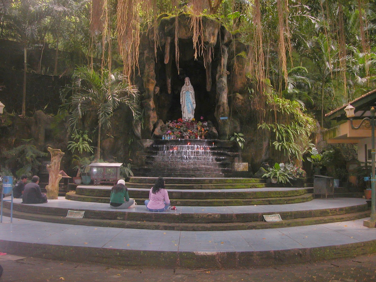 KUNJUNGAN ZIAREK KE GUA MARIA SRININGSIH, KLATEN, JAWA TENGAH (2 ...