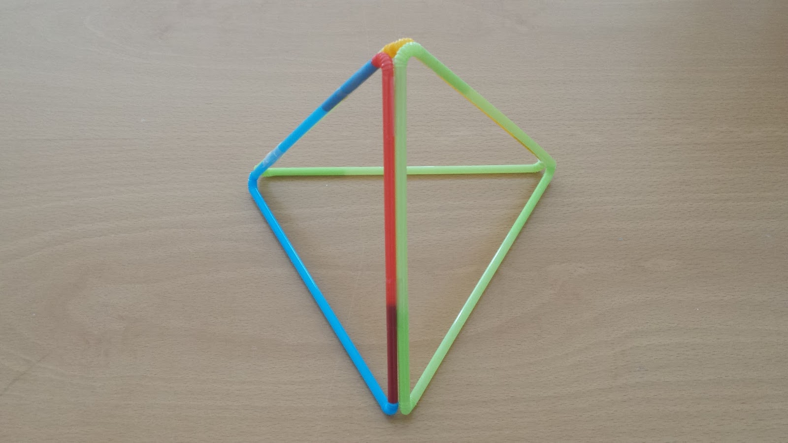 TECNOENSEÑANDO: Build a Resistant Structure Using Drinking Straws