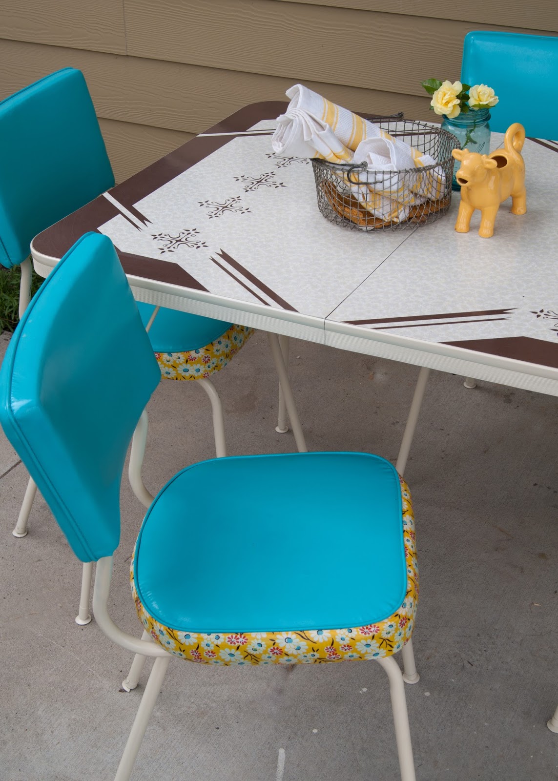 How to Make Over a Vintage Vinyl Dinette Set (using Spray Paint & Mod ...