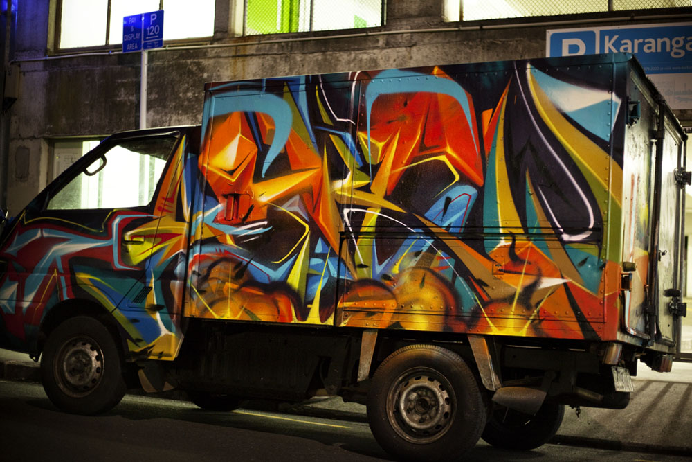 KNEKTED: More van graffiti...