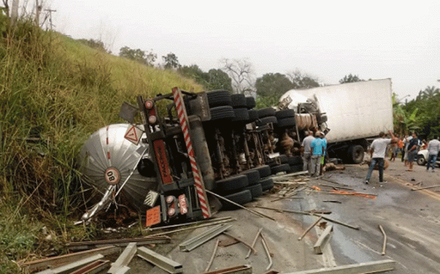 Engavetamento entre três caminhões e uma kombi deixa cinco mortos na Bahia - Portal Jaguarari