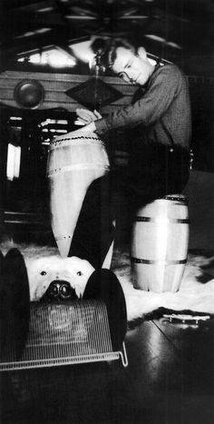 JAMES DEAN: James Dean tocando bongo