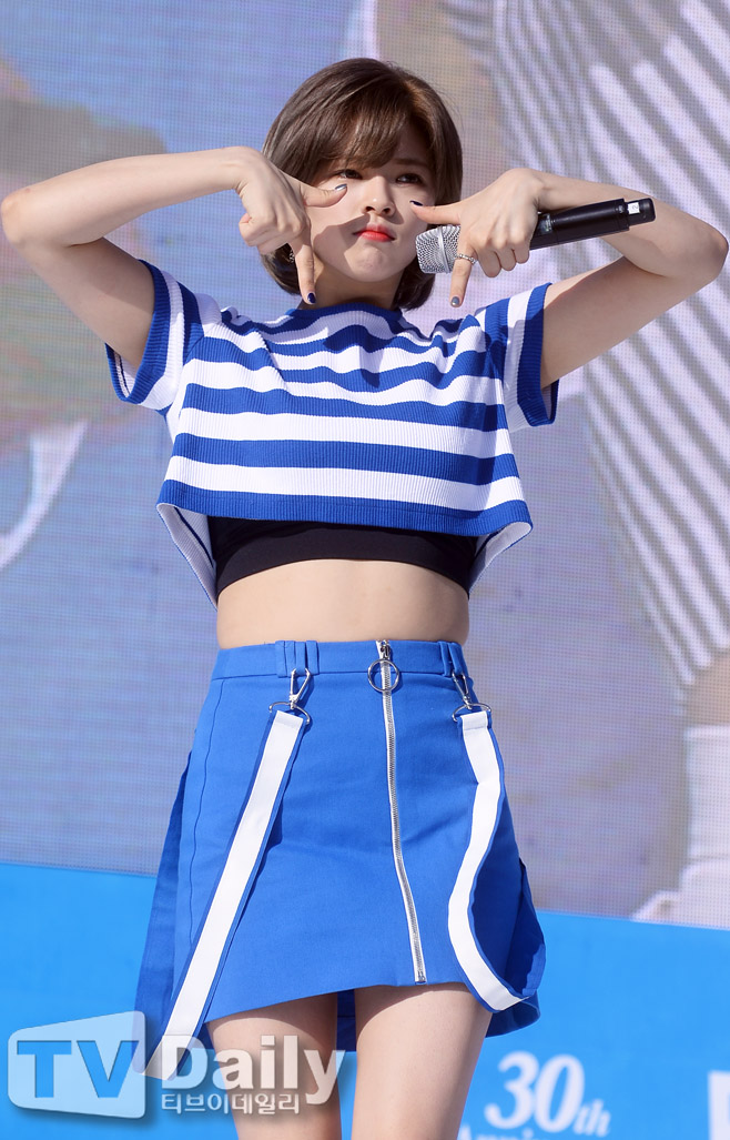 Joe's Twice Photo Blog: 170514 Pocari sweat Blue run. TWICE performance ...