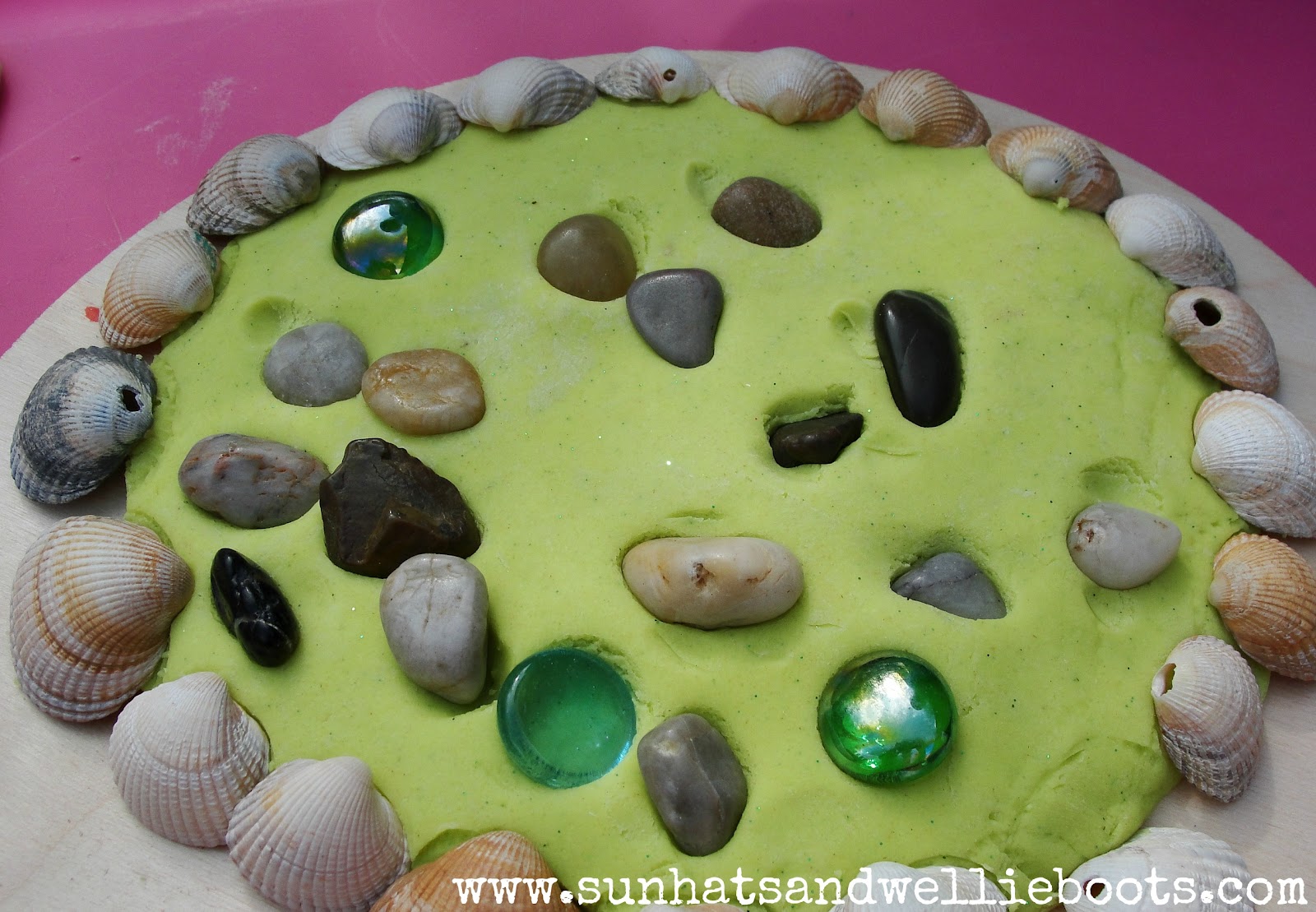 Sun Hats & Wellie Boots: Play Dough, Shells & Stones