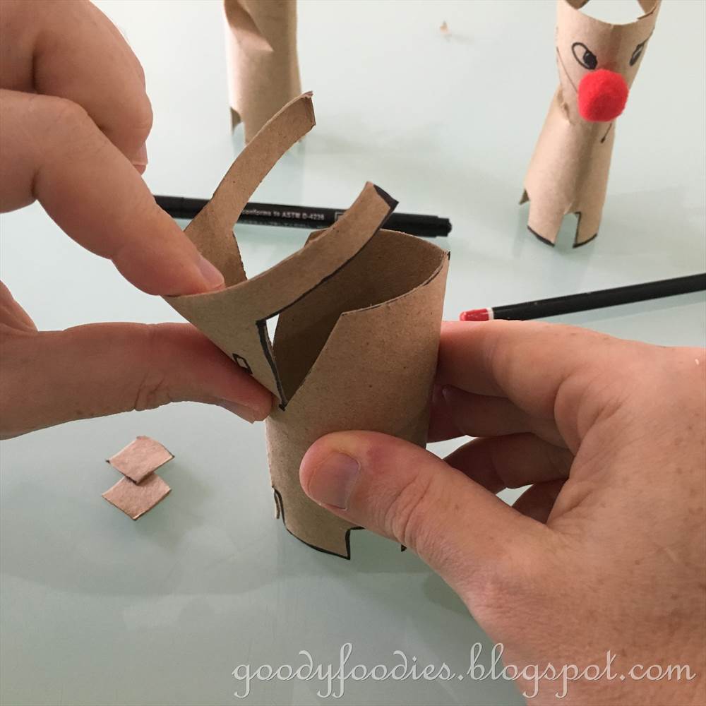 GoodyFoodies: Christmas Crafts: How to Make Rudolph / Reindeers from ...