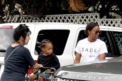 Kelly Rowland takes her mini-me grocery shopping (photos)