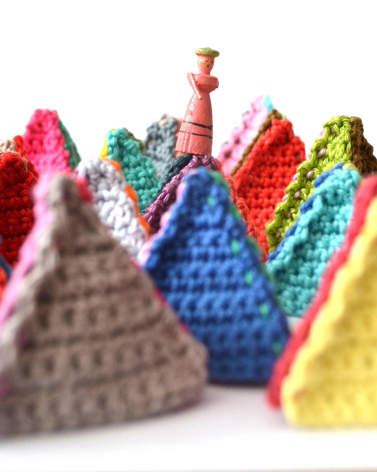 ingthings: DIY crochet pyramid, triangle, mountain, whatever you like ...