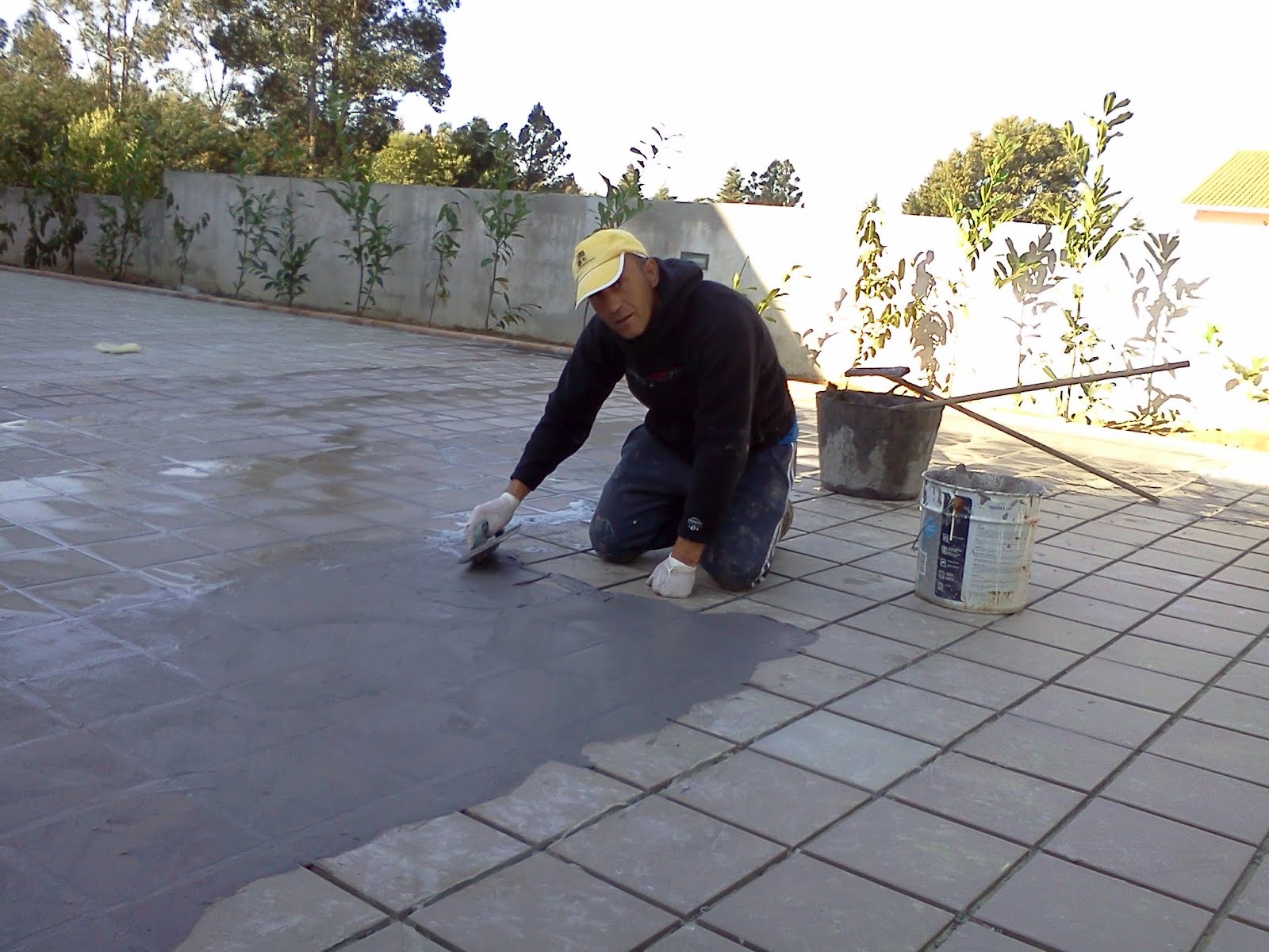 Calçadas A.P.A: BETUME NAS JUNTAS