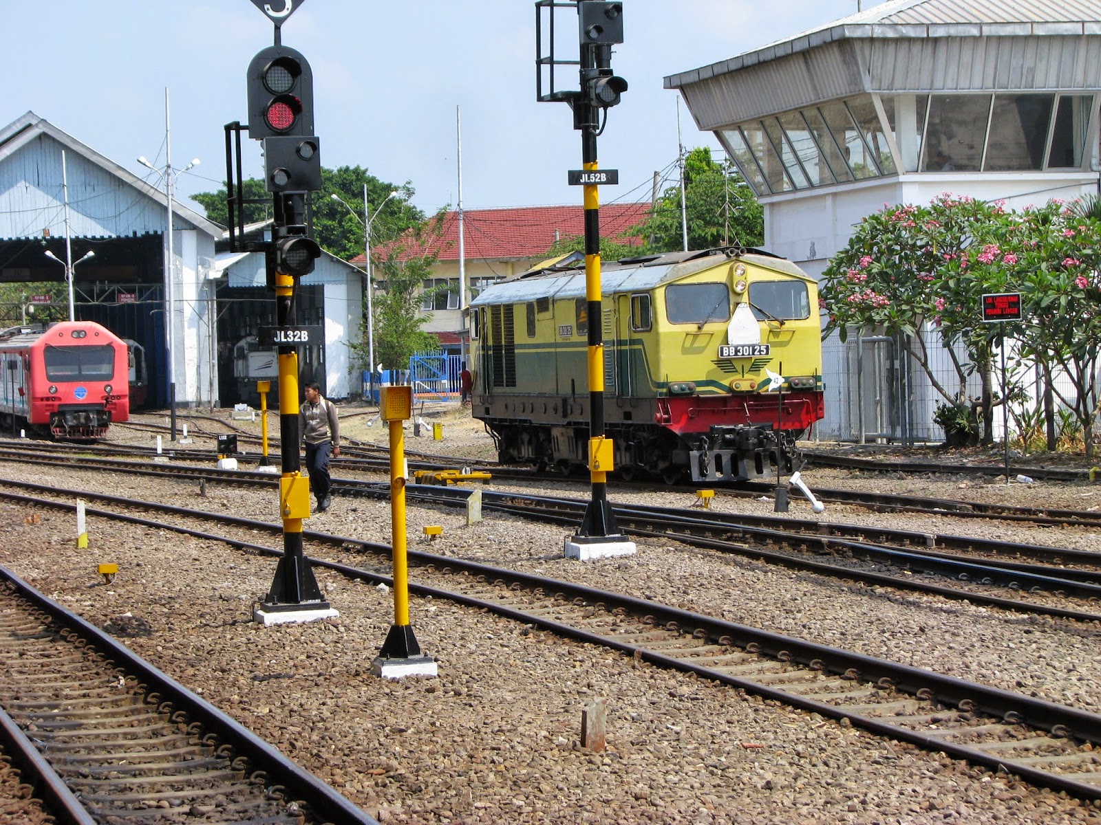 Kereta Api Indonesia: Bertemu Dengan Lokomotif BB301 di Stasiun Madiun