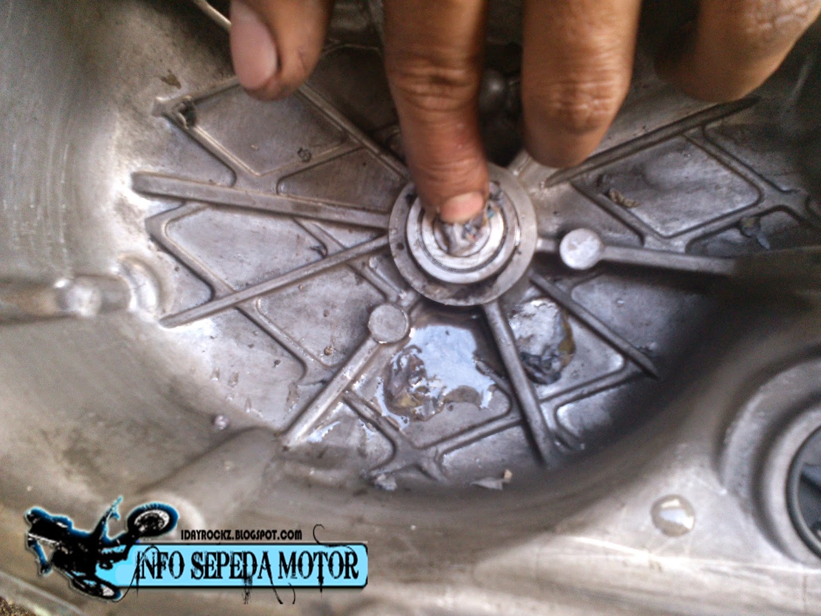 Cara melepas bearing di crankcase cvt ~ INFO SEPEDA MOTOR