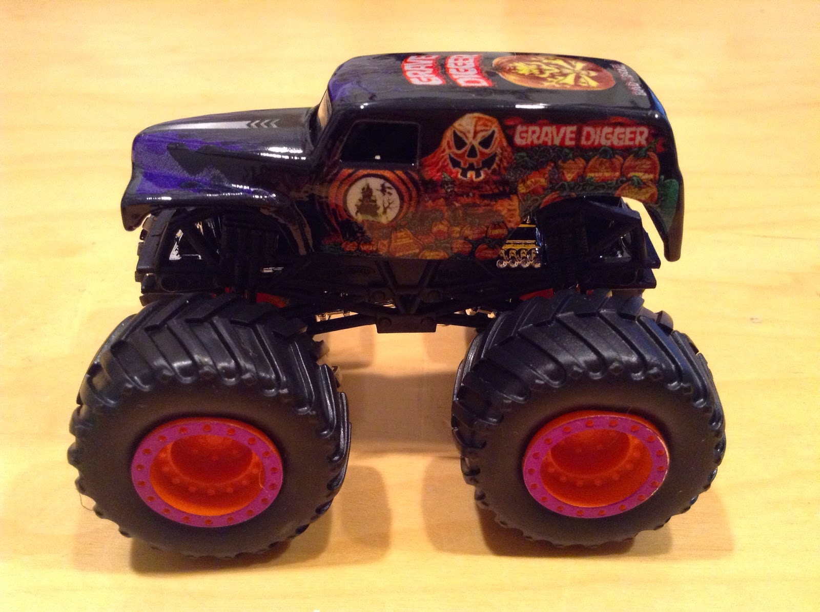 JULIAN'S HOT WHEELS BLOG: 2014 Limited Edition Halloween Grave Digger ...