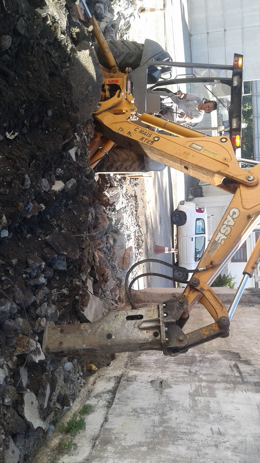 Locação de retroescavadeira com Rompedor Hidráulico RJ:Pavimentação ...