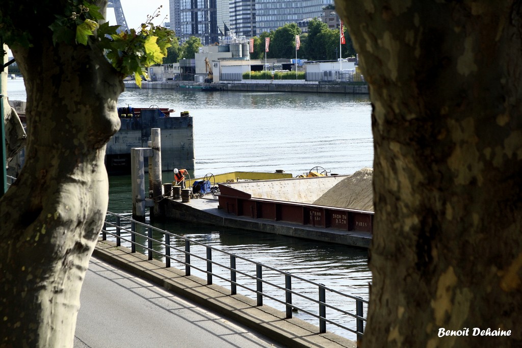 La barge a décollée par l'arrière, le matelot détache alors la proue de ...