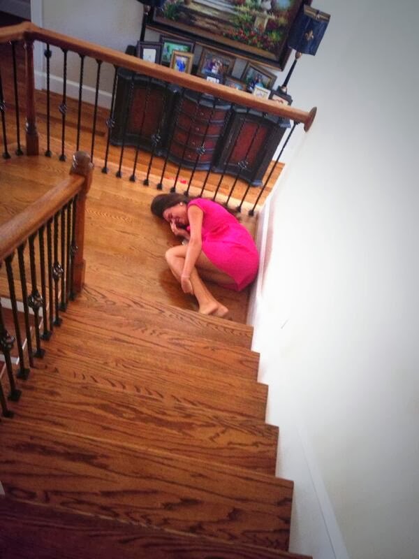 Tweeting Photos People Falling Down The Stairs - FunnyMadWorld