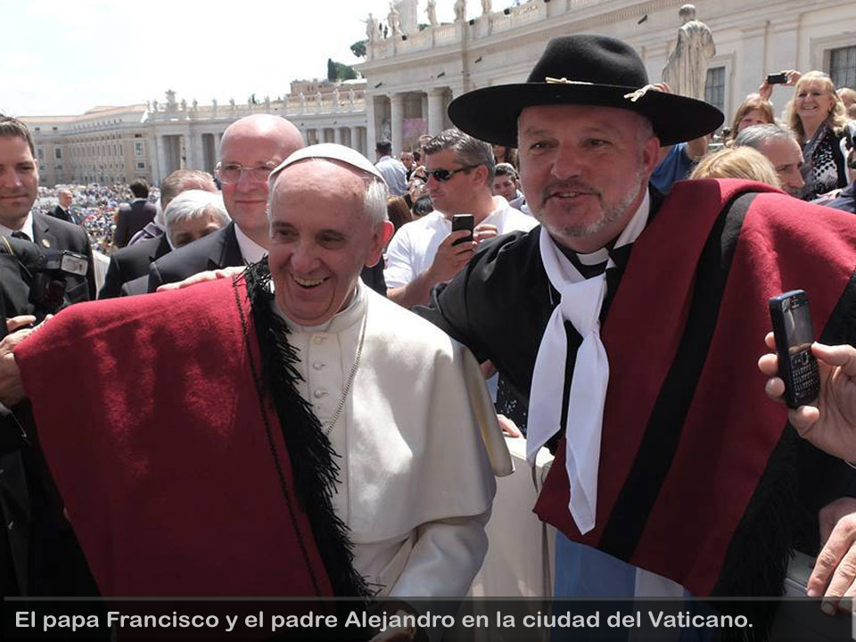 Al Stilo Lidia: EL PADRE ALEJANDRO PEZET JUNTO AL PAPA FRANCISCO