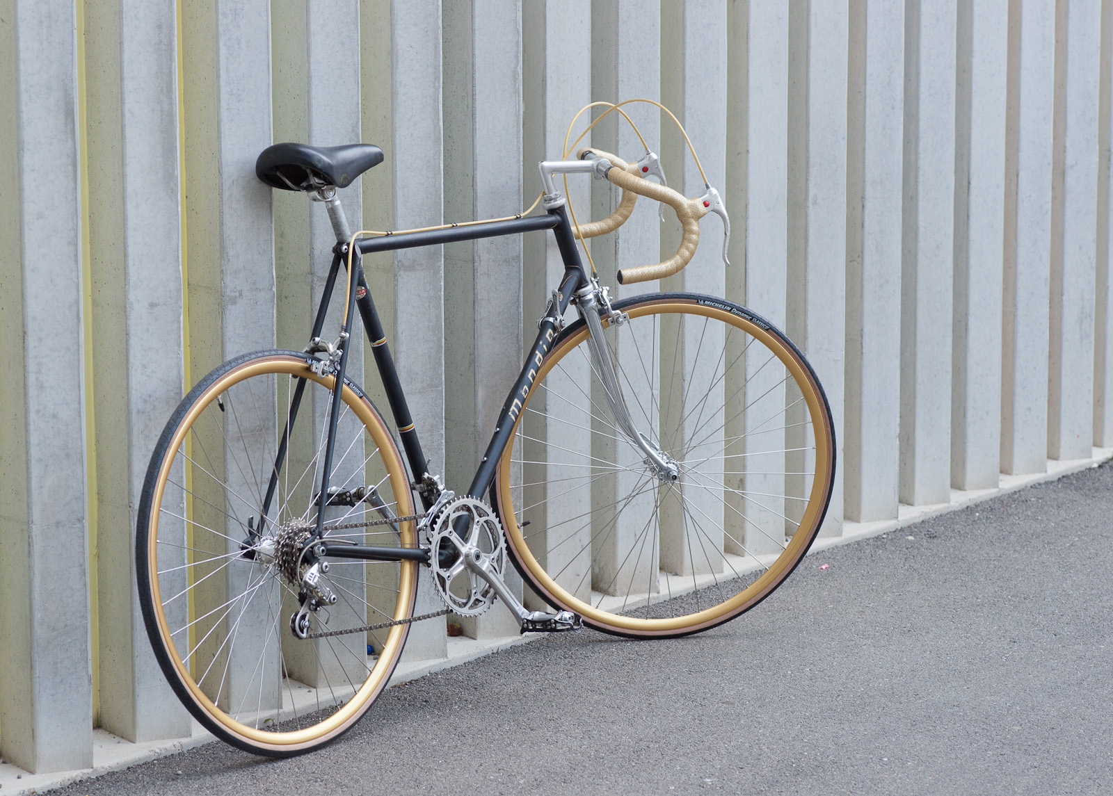 Zugzwang: Vintage Super-Mondia: Rennrad-Fantasie in Mattschwarz und Gold