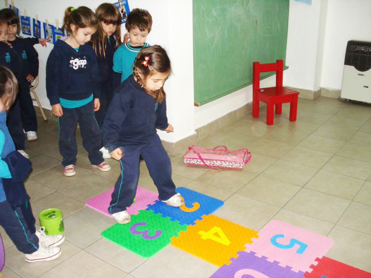 Colegio Babar: ¿Jugamos una Rayuela?