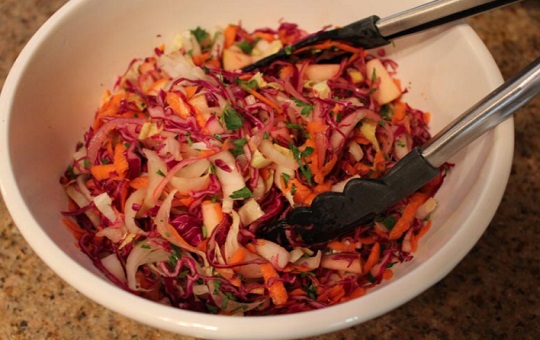 Ensalada de col morada y manzana sencilla | Recetas de Cocina faciles.