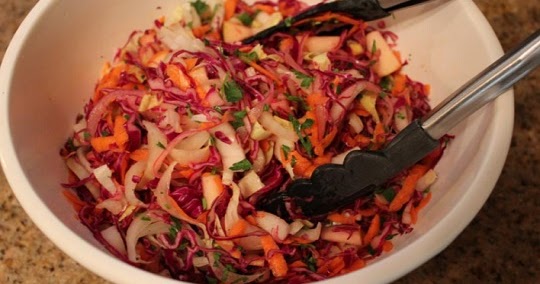 Ensalada de col morada y manzana sencilla | Recetas de Cocina faciles.