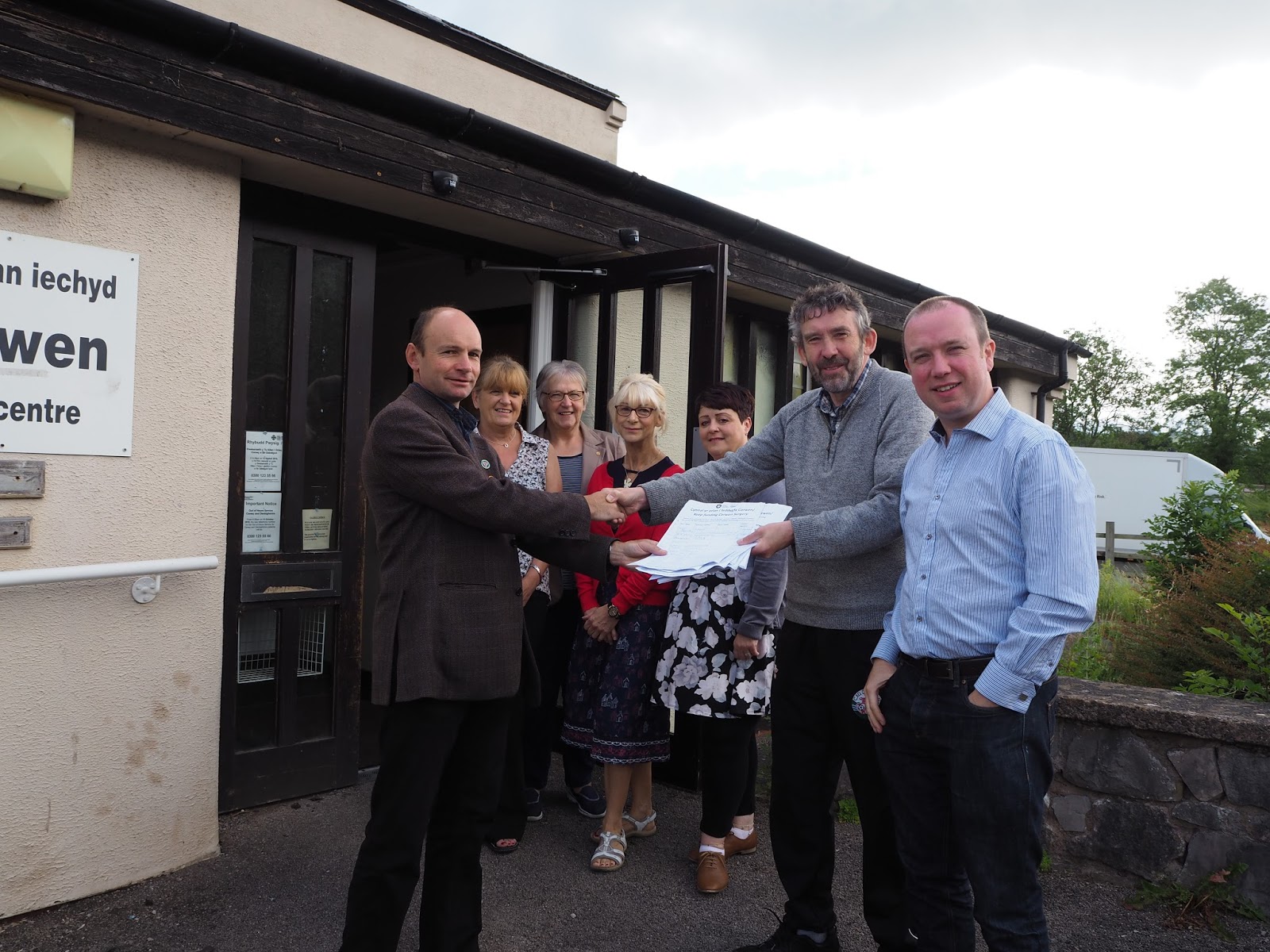 Llanblogger - news from Llangollen: Residents' concern over health funding